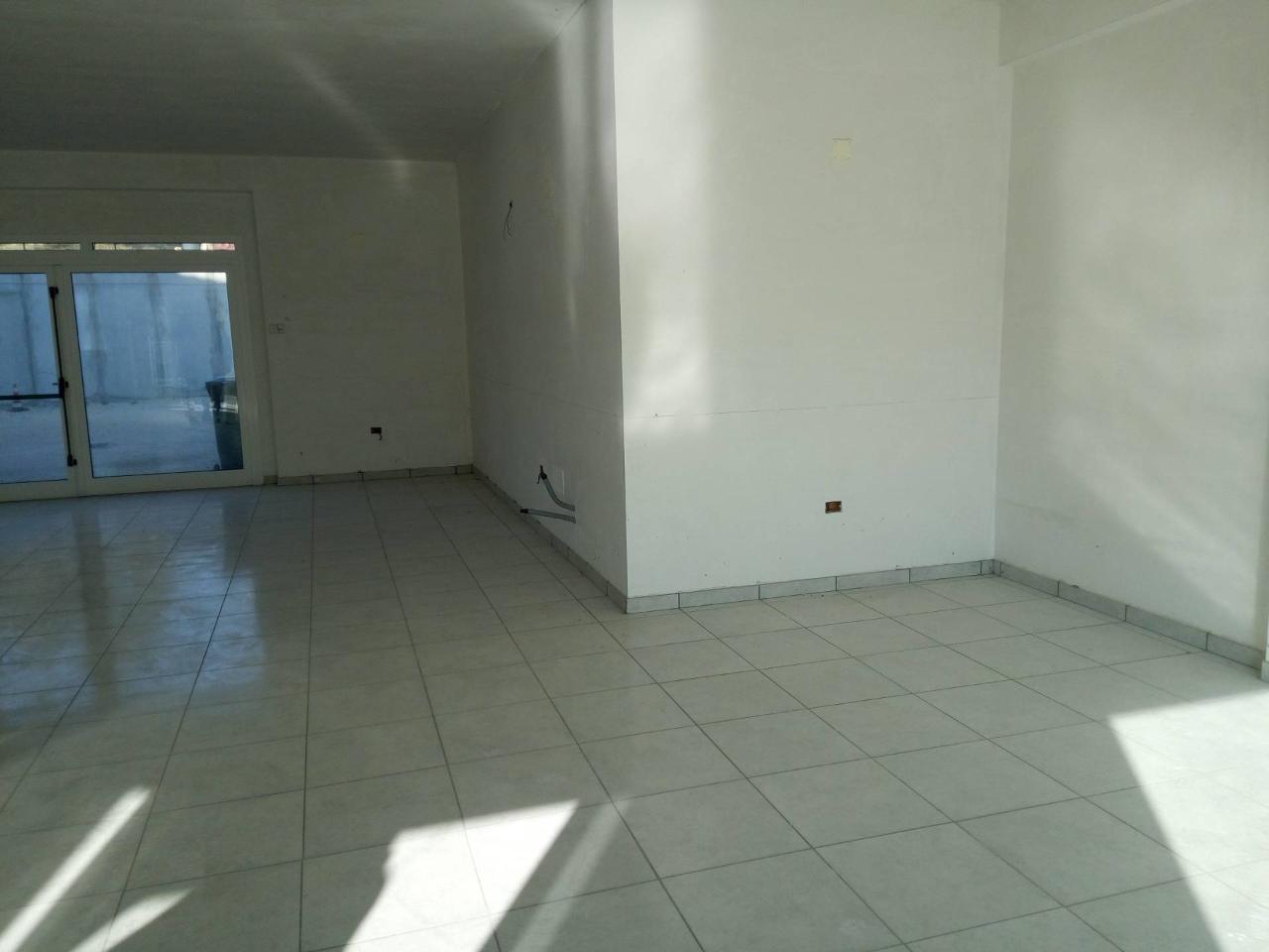 Locale commerciale in affitto a Alanno