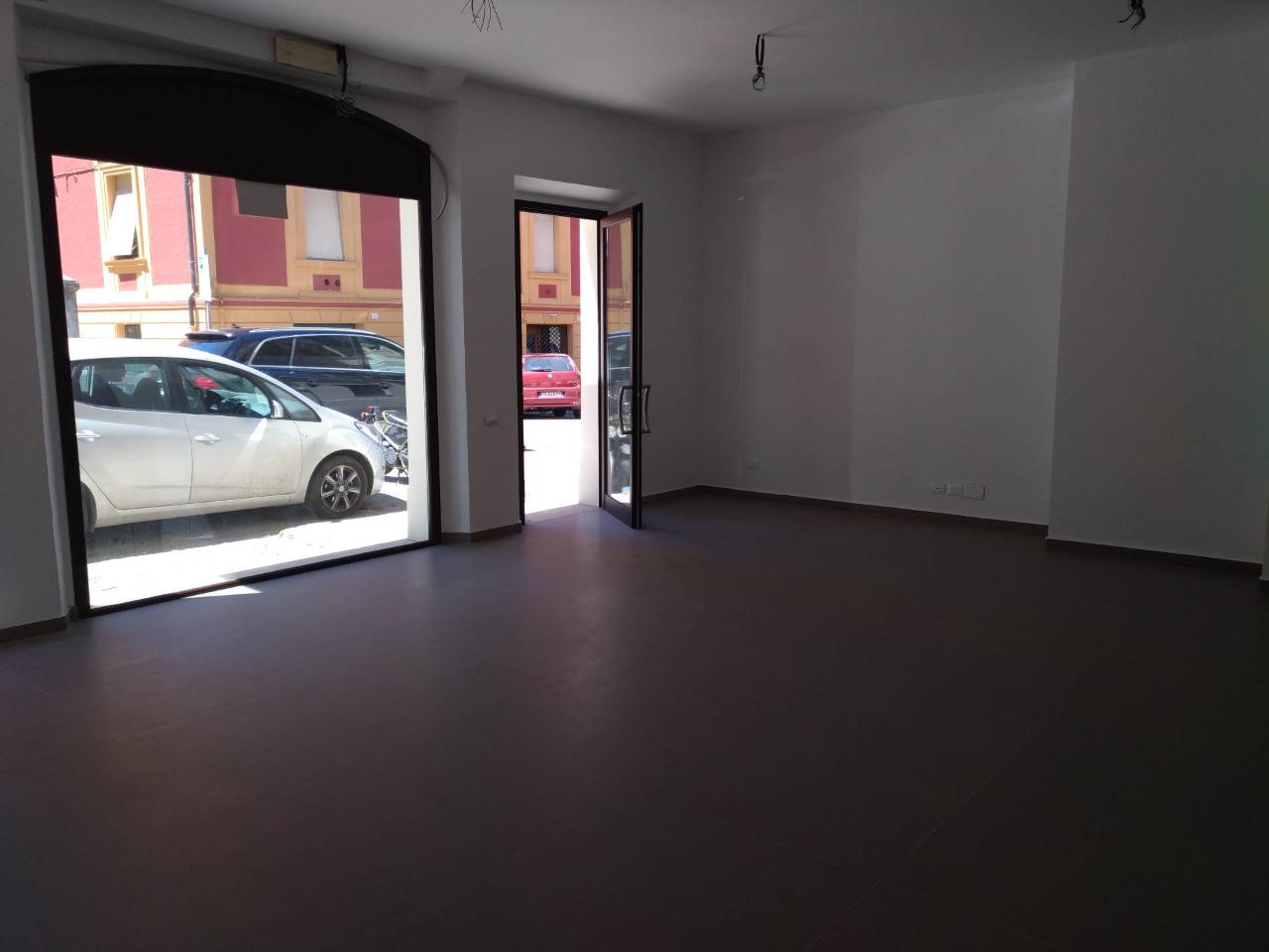 Esercizio commerciale in affitto a Ancona