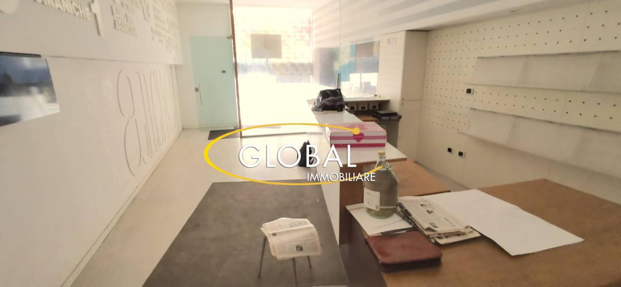 Esercizio commerciale in affitto a Ancona