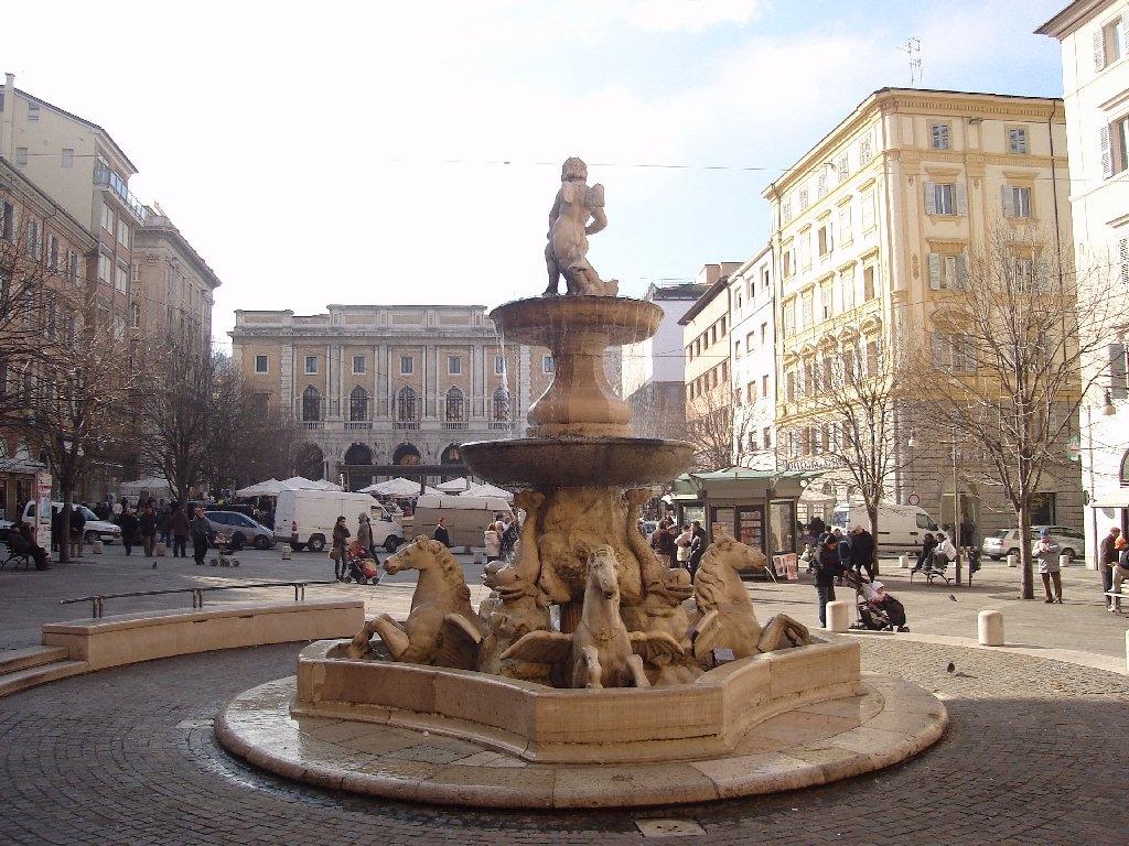 Esercizio commerciale in vendita a Ancona
