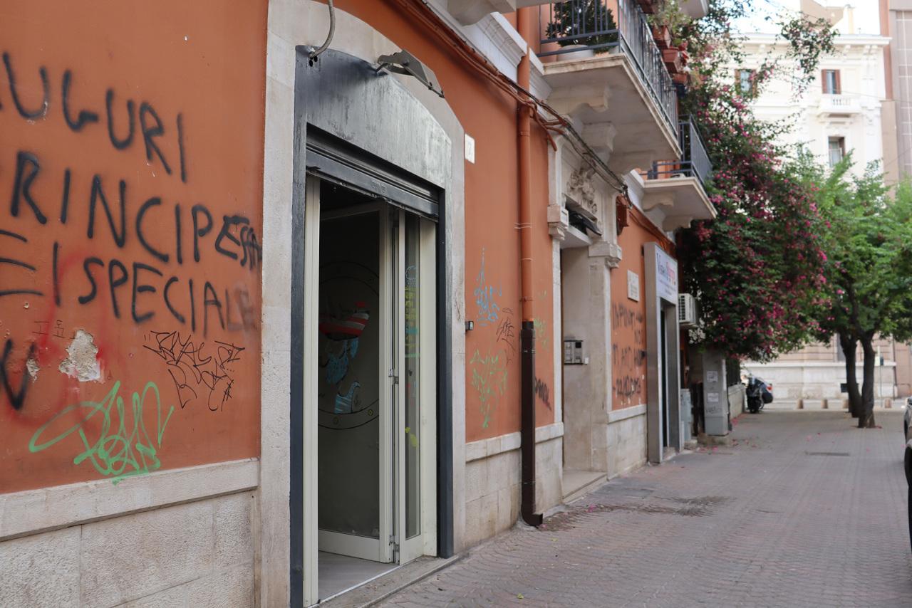 Palazzina commerciale in affitto a Bari