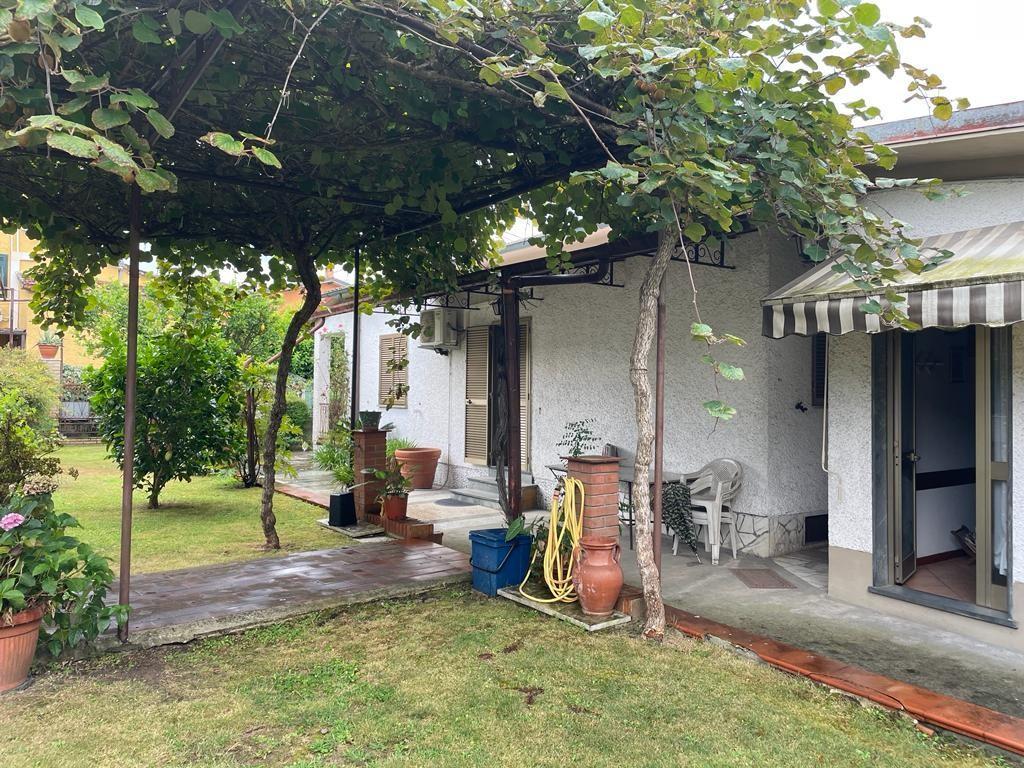 Porzione di casa in vendita a Montignoso