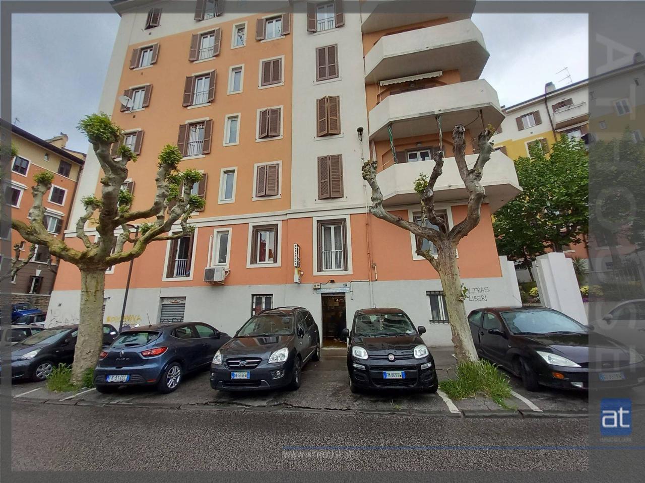 Esercizio commerciale in vendita a Trieste