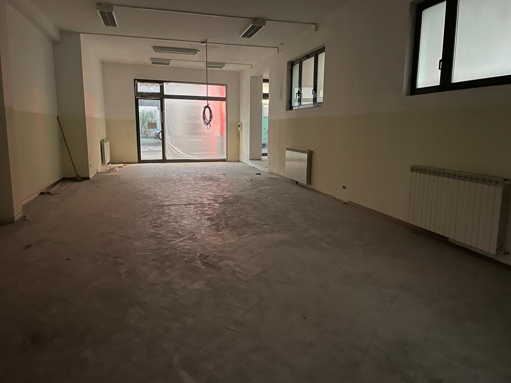 Palazzina commerciale in vendita a Carrara