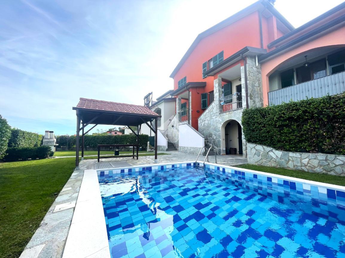 Casa indipendente in vendita a Follo