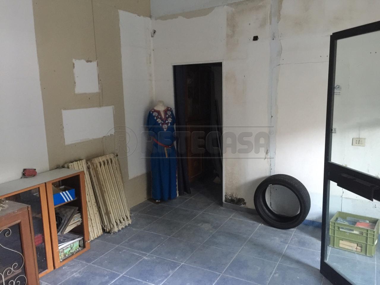 Palazzina commerciale in affitto a Catanzaro