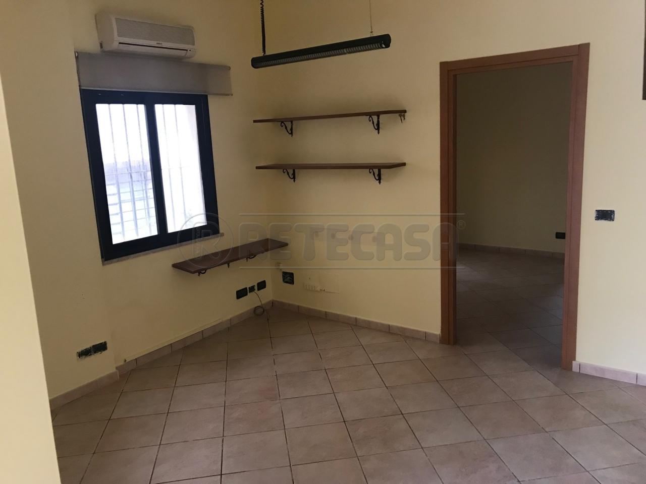 Palazzina commerciale in affitto a Catanzaro