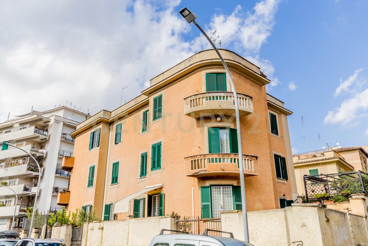 Palazzina commerciale in vendita a Roma