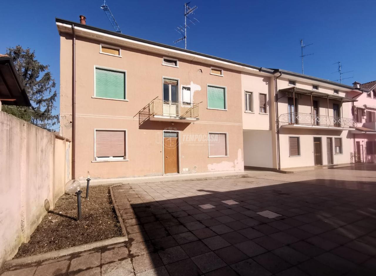 Casa indipendente in vendita a Lazzate