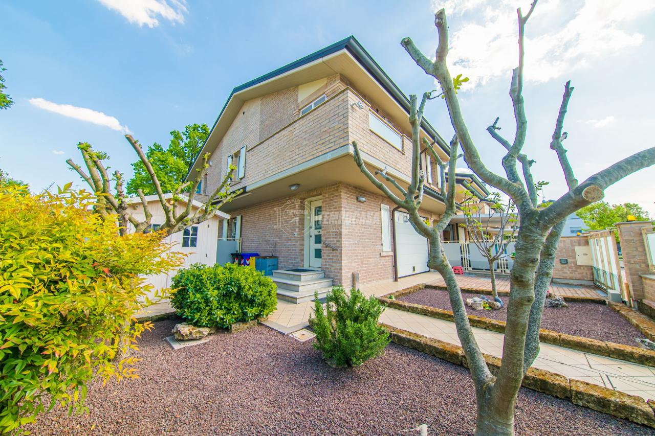 Villa a schiera, Carpi