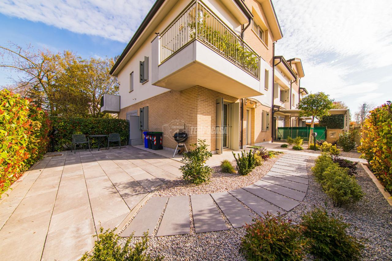 Villa a schiera in Via Mario Pini 15, Carpi