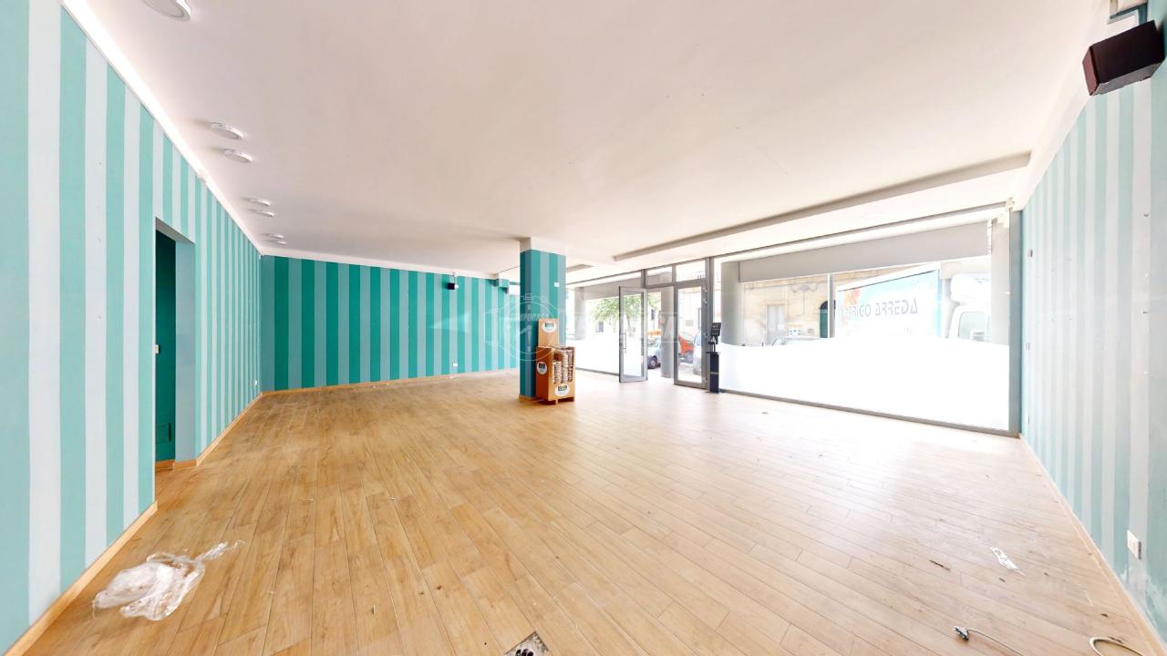 Negozio in vendita a Lecce