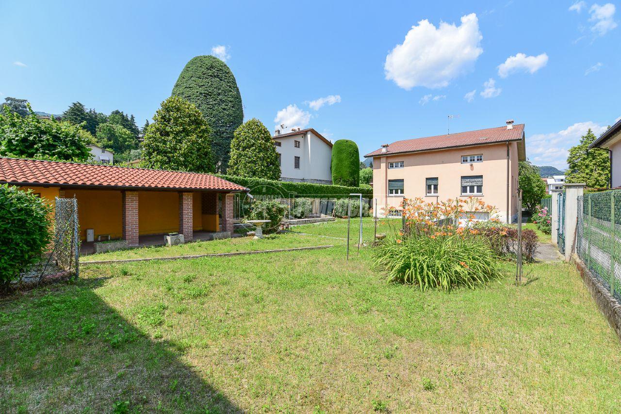 Villa in vendita a Erba