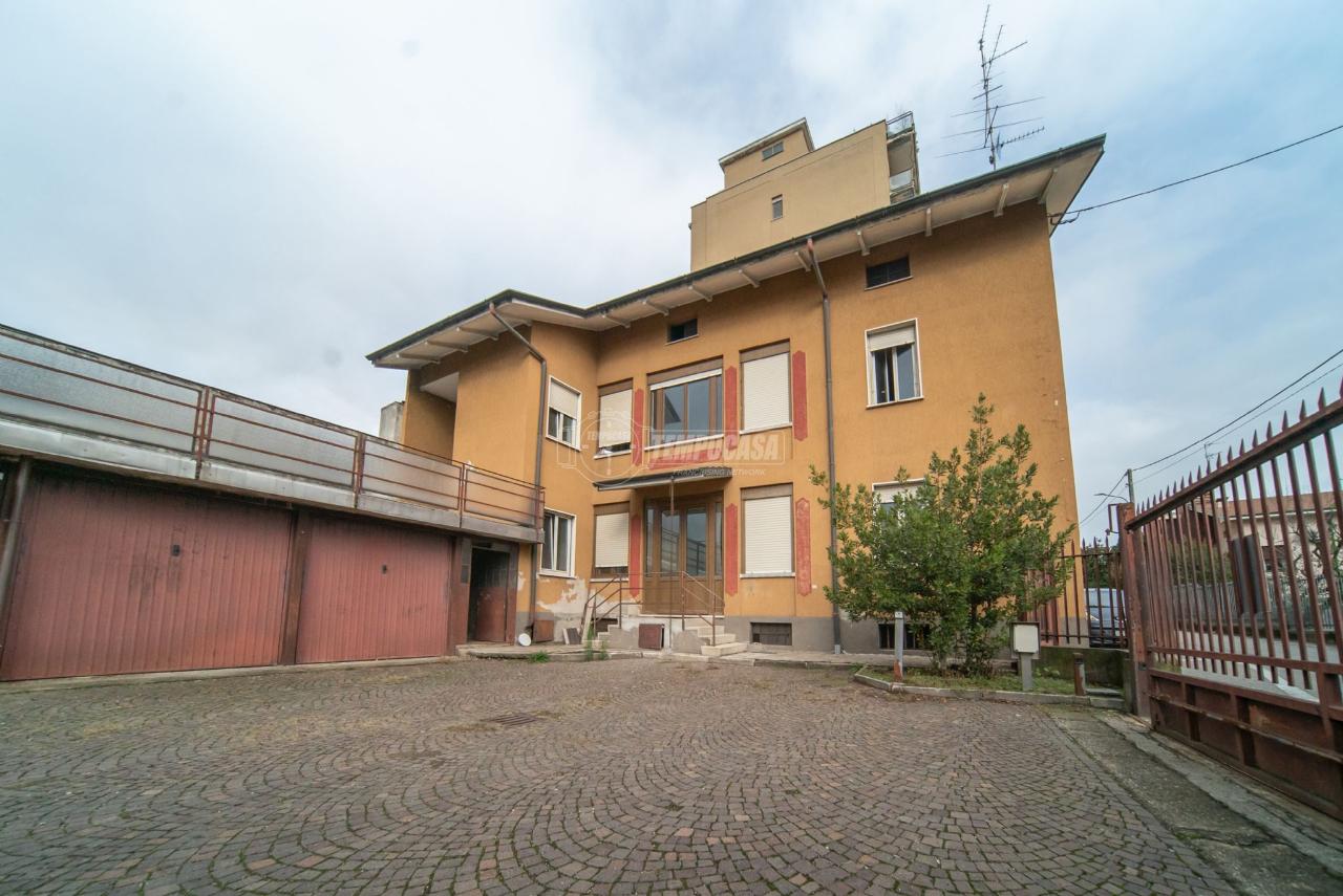 Villa in Via IV Novembre 485, Cavaria con Premezzo