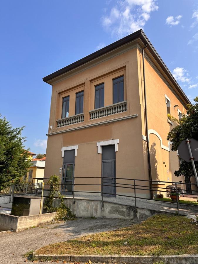 Esercizio commerciale in vendita a Gemonio