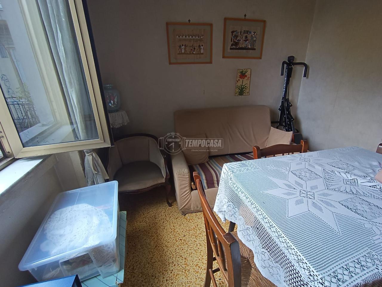 Trilocale in Via Marino E Cotronei, Napoli