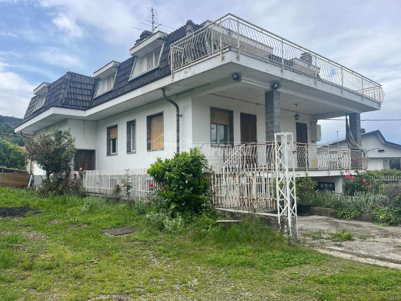 Villa a schiera, Pertusio