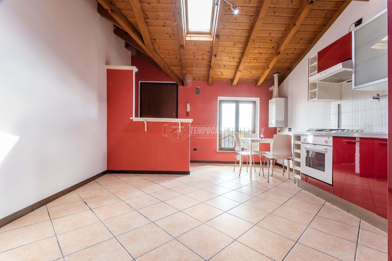 Appartamento in vendita a Locate Varesino