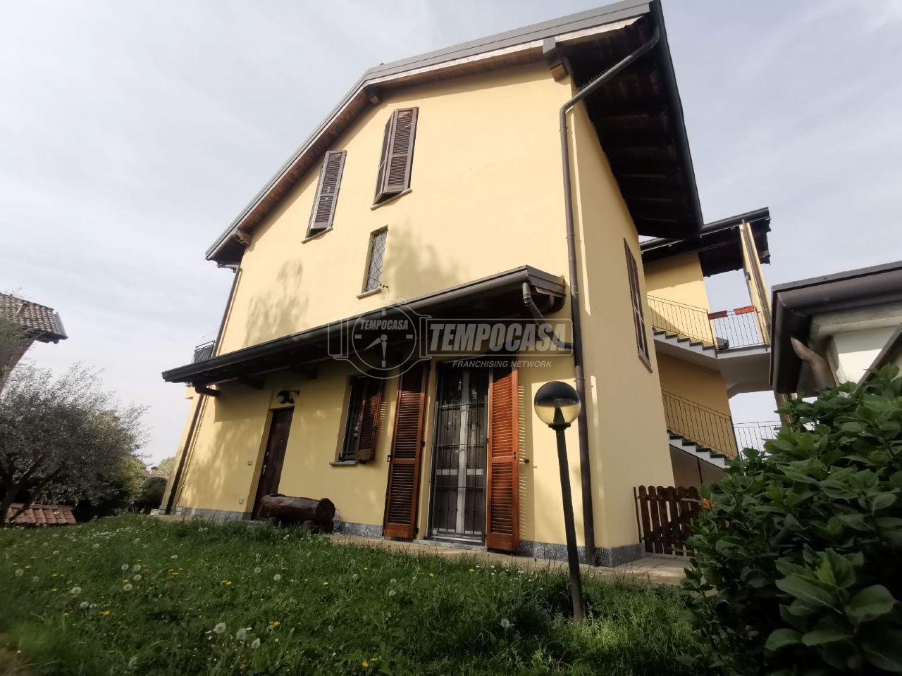 Trilocale in Via Don Luigi Colombo 19, Casatenovo