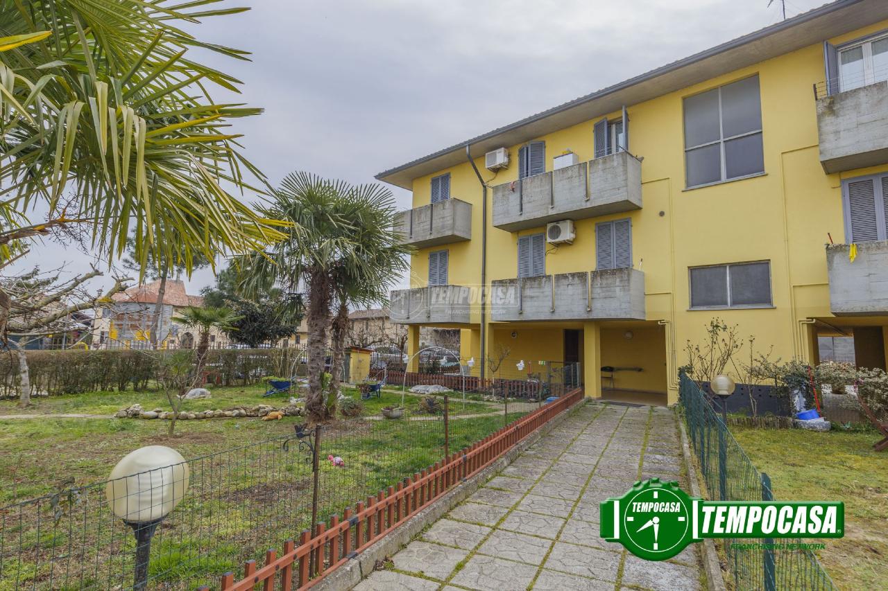 Trilocale in Piazza Monsignor Domenico Senna, Battuda