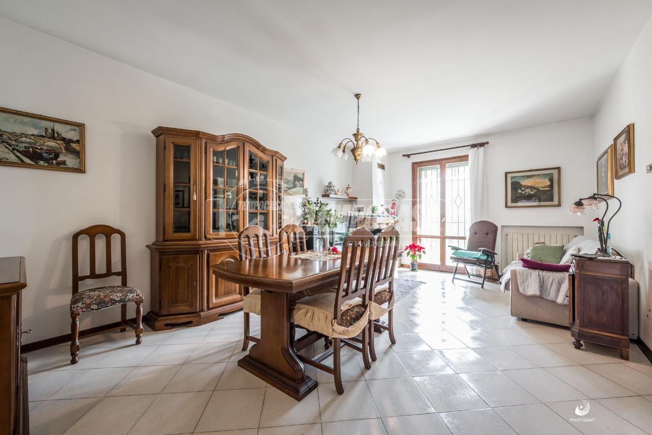 Villa a schiera, Modena