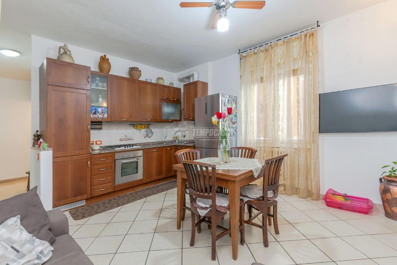 Trilocale in Via Luino 13, Bollate