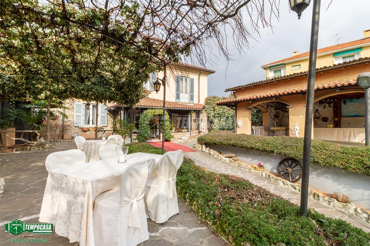 Palazzo in vendita a Carate Brianza