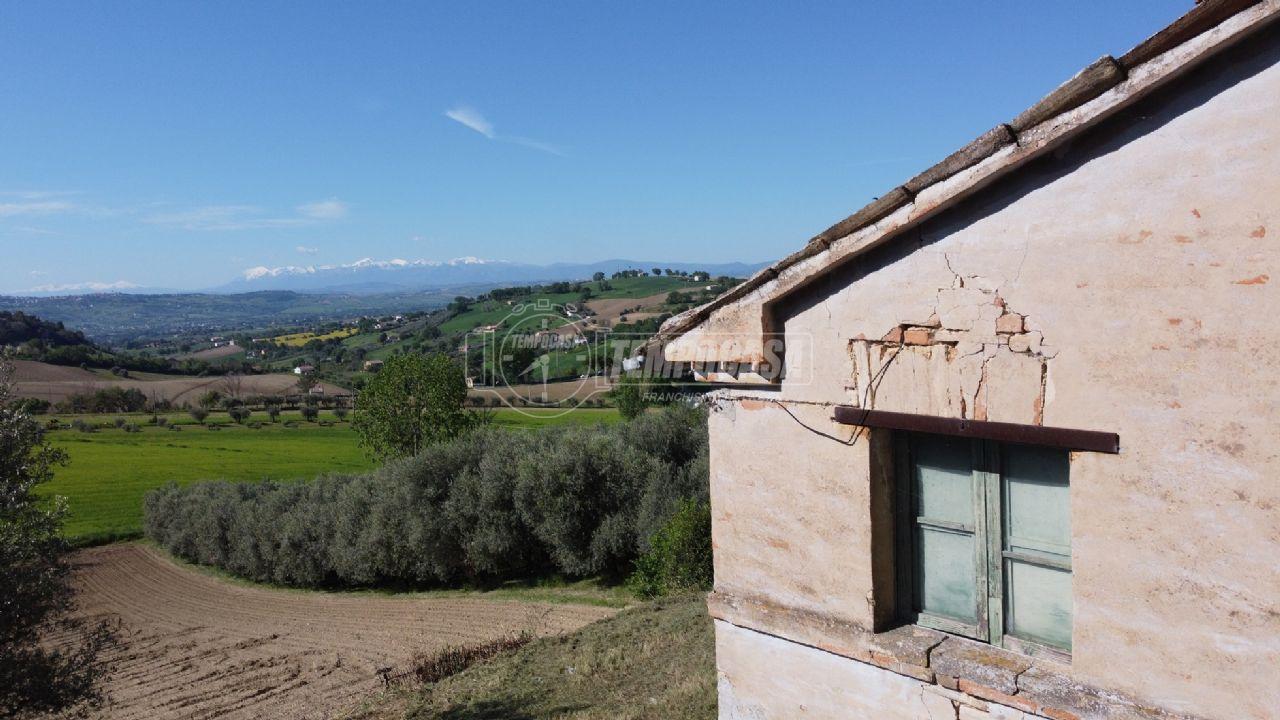 Casa colonica in vendita a Montecassiano