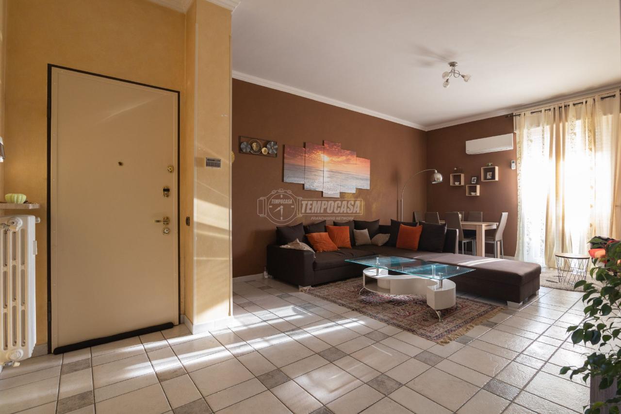 Trilocale in Via IV Novembre, Lonate Pozzolo