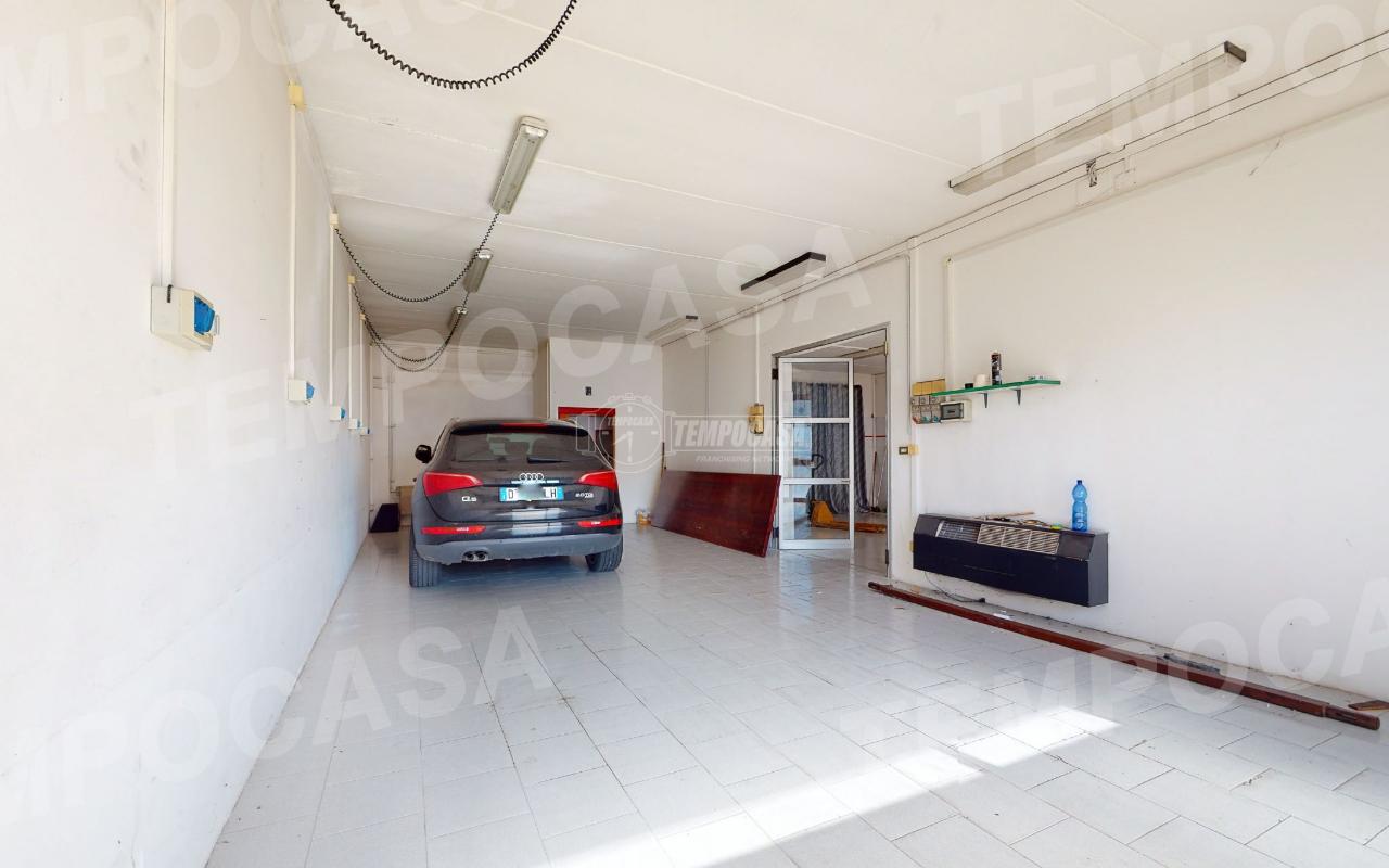 Negozio in vendita a Cento