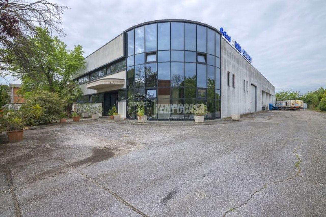 Capannone in vendita a Macerata