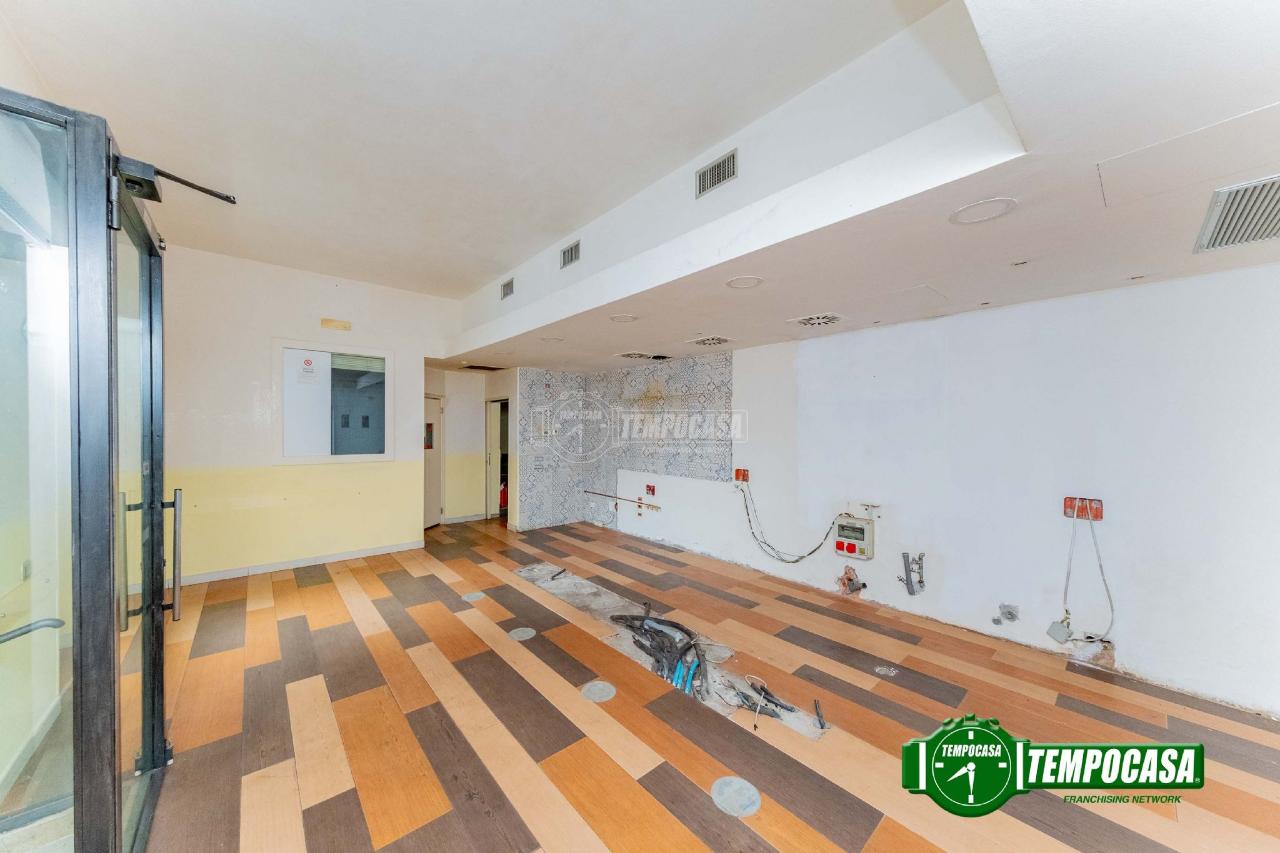 Negozio in vendita a Bareggio