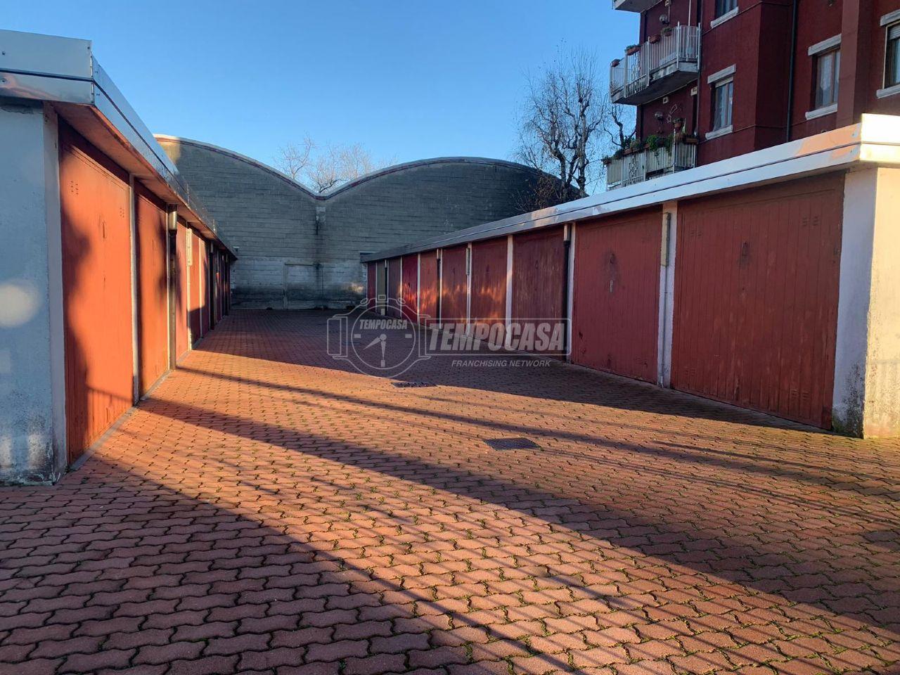 Box in vendita a Bareggio