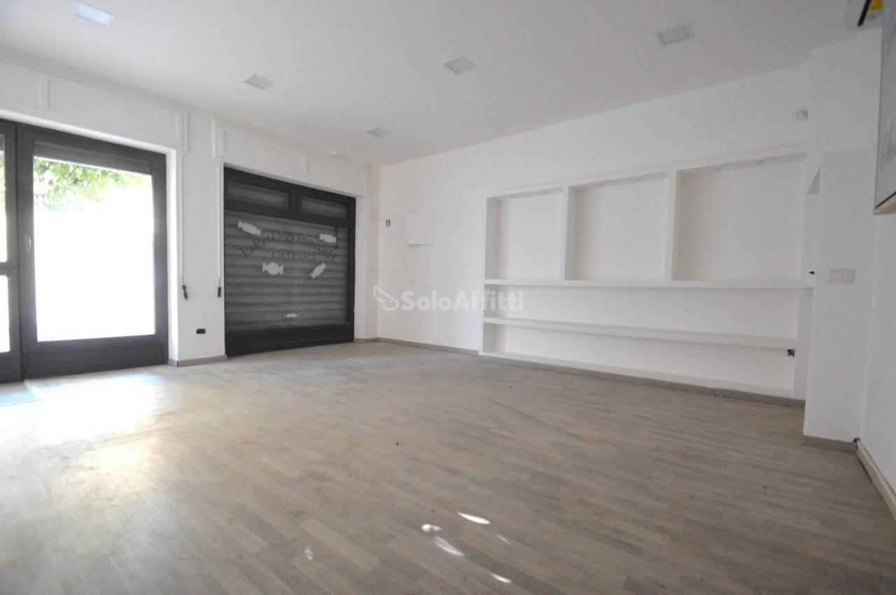 Negozio in affitto a Melegnano