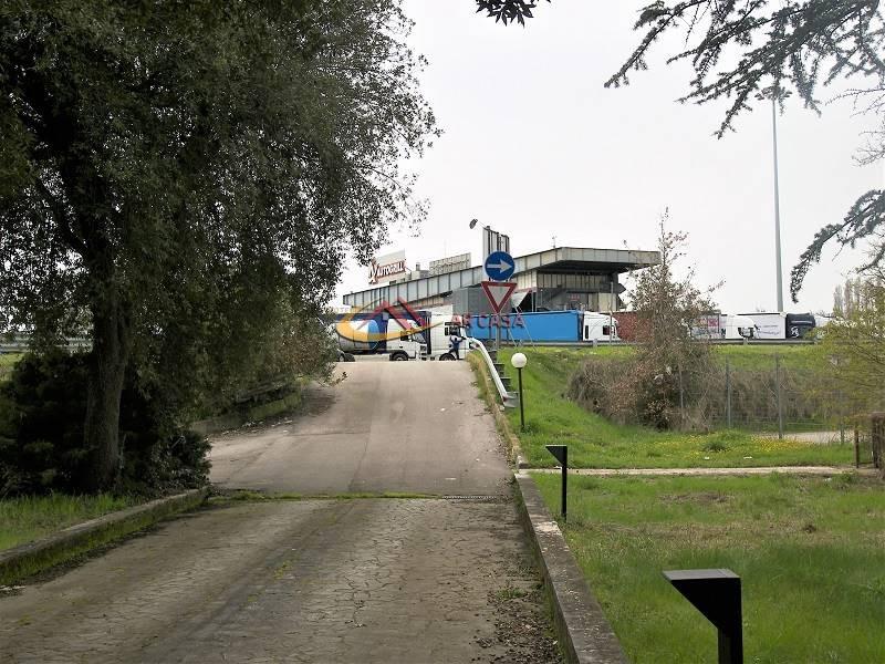 Esercizio commerciale in vendita a Montepulciano