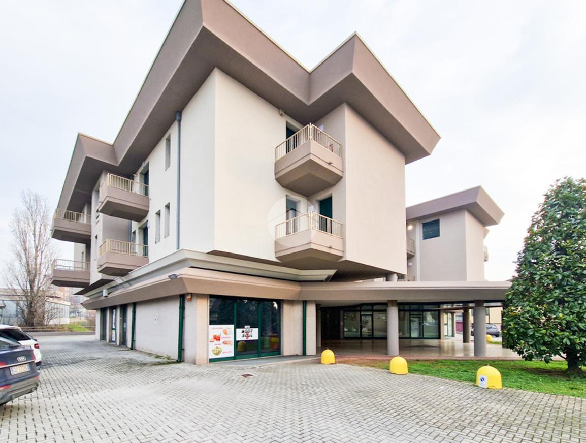 Negozio in affitto a Montichiari