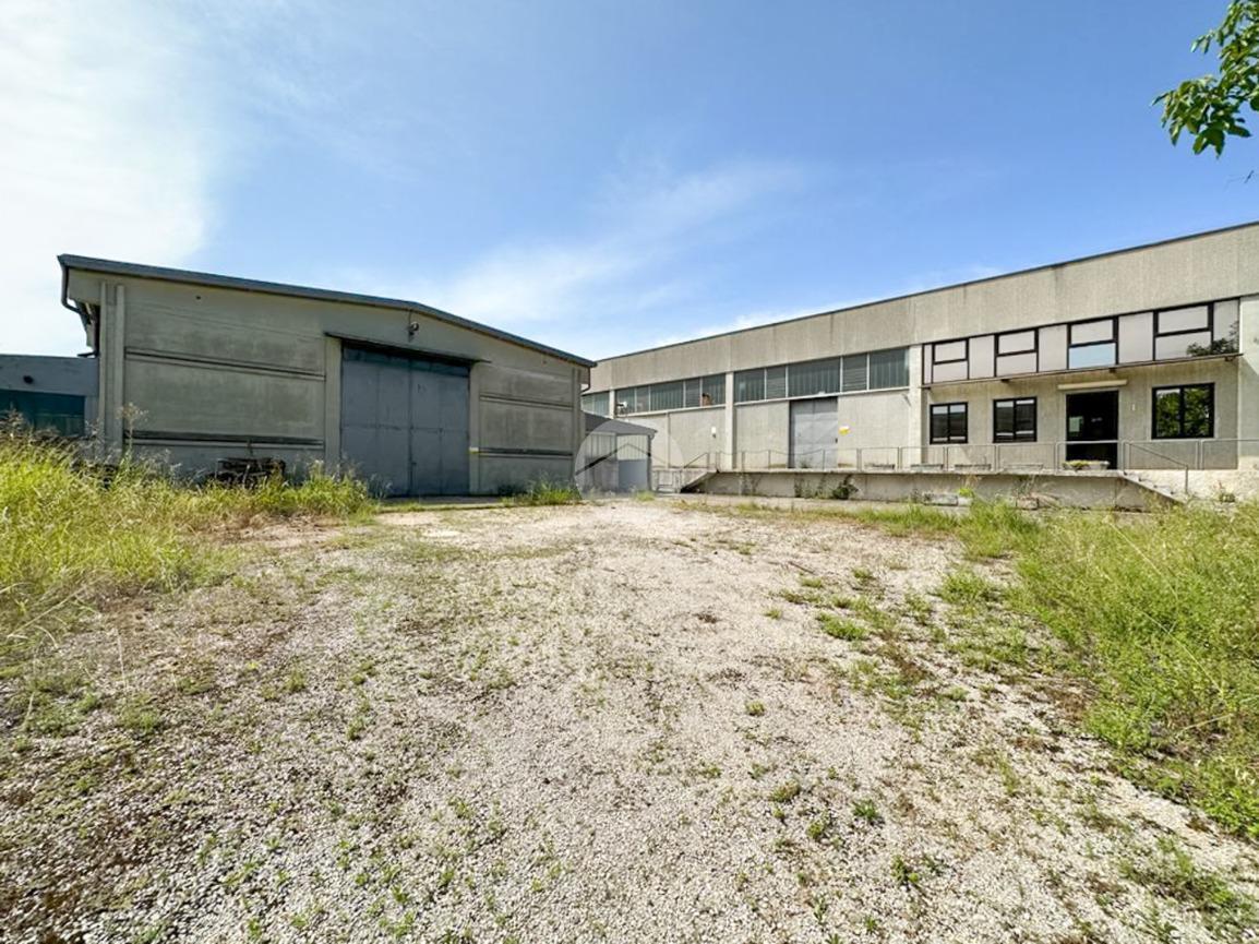 Capannone in vendita a Volta Mantovana