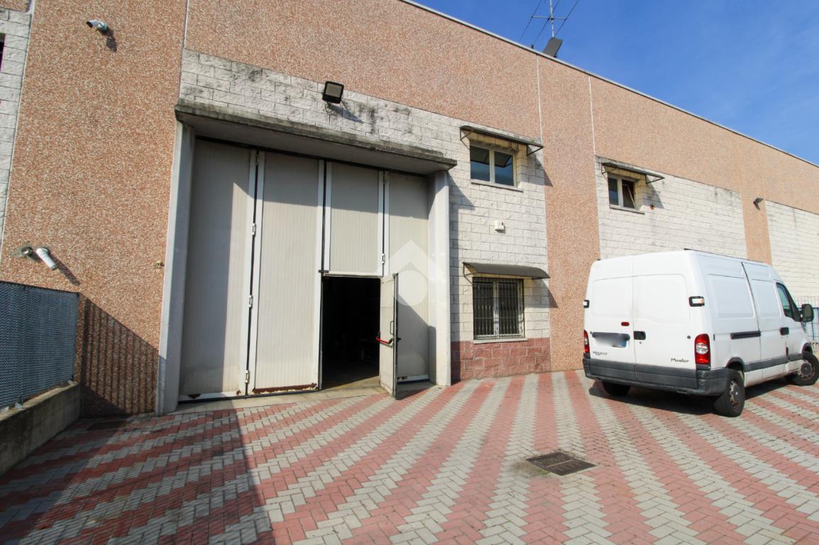 Capannone in vendita a Levate