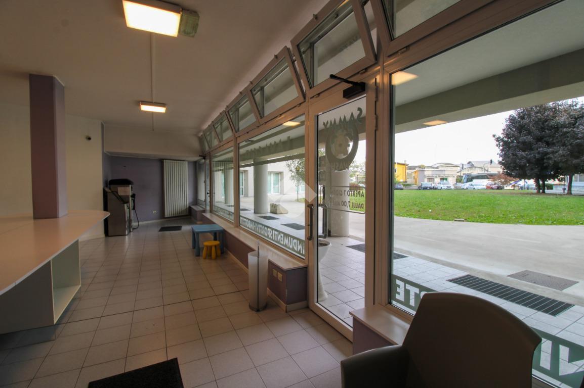 Negozio in vendita a Lallio