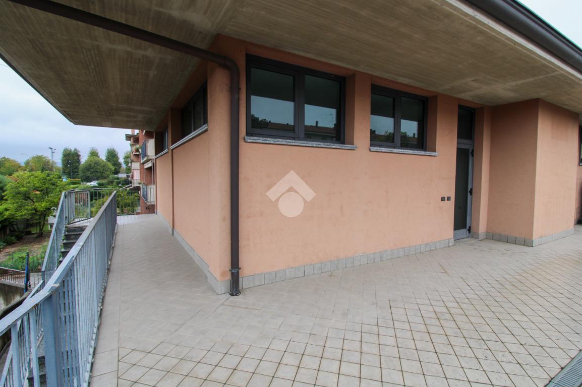 Negozio in affitto a Lallio