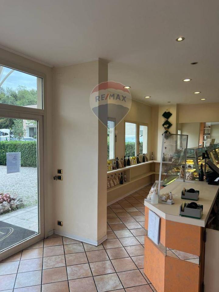 Esercizio commerciale in vendita a Salo'