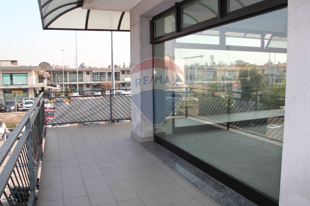 Negozio in affitto a Trezzano Rosa