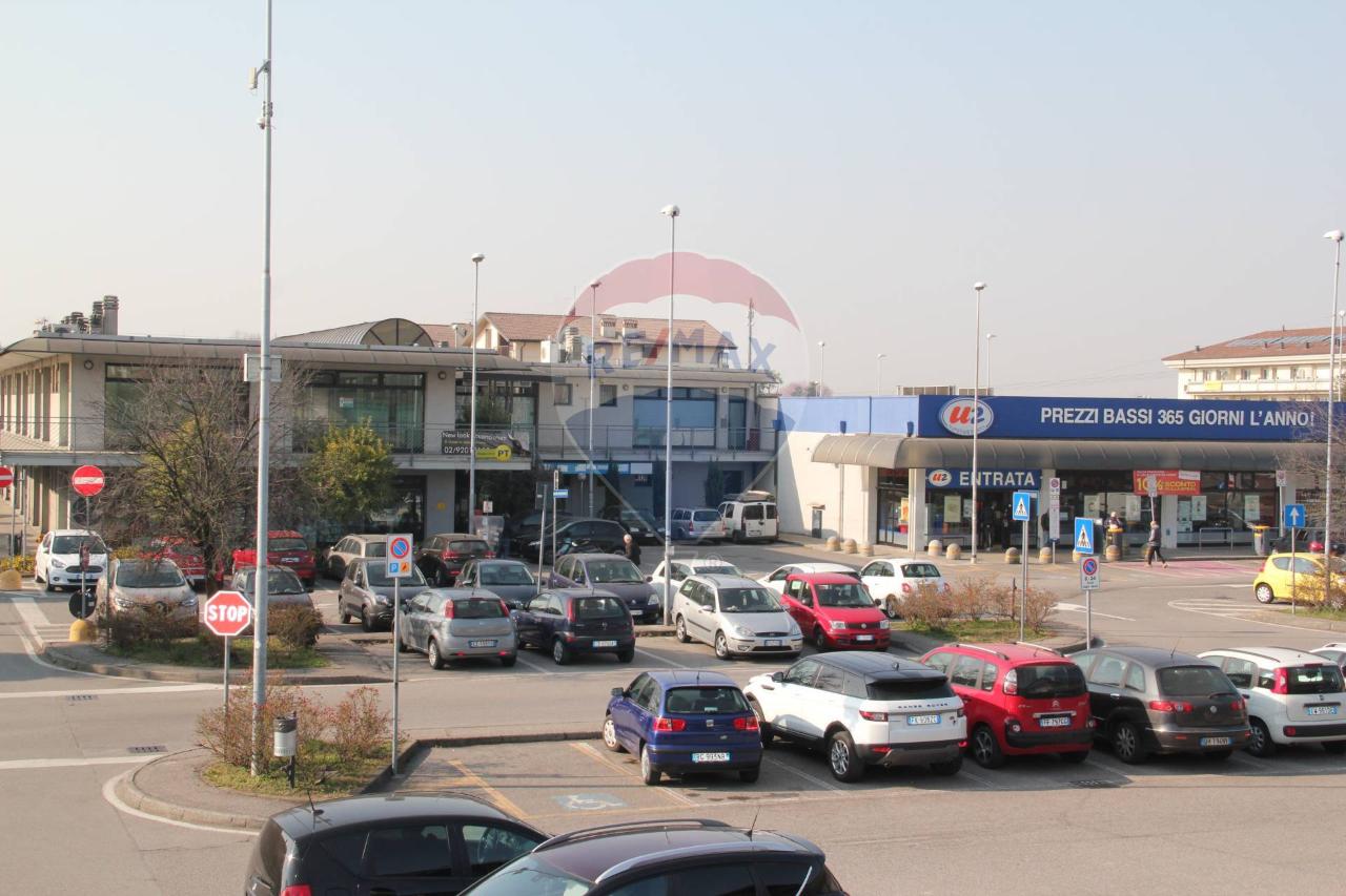 Esercizio commerciale in vendita a Trezzano Rosa