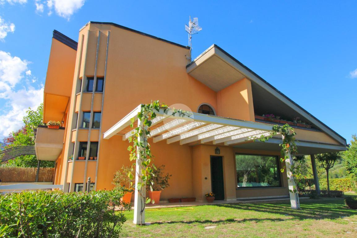 Villa in Viale Giovanni Bovio 251, Teramo