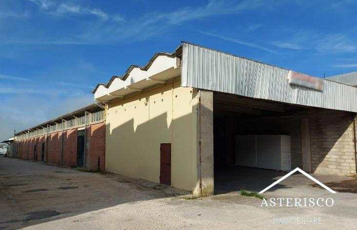 Capannone in vendita a Spello