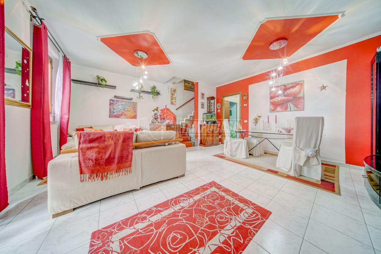 Villa a schiera in vendita a Varallo Pombia