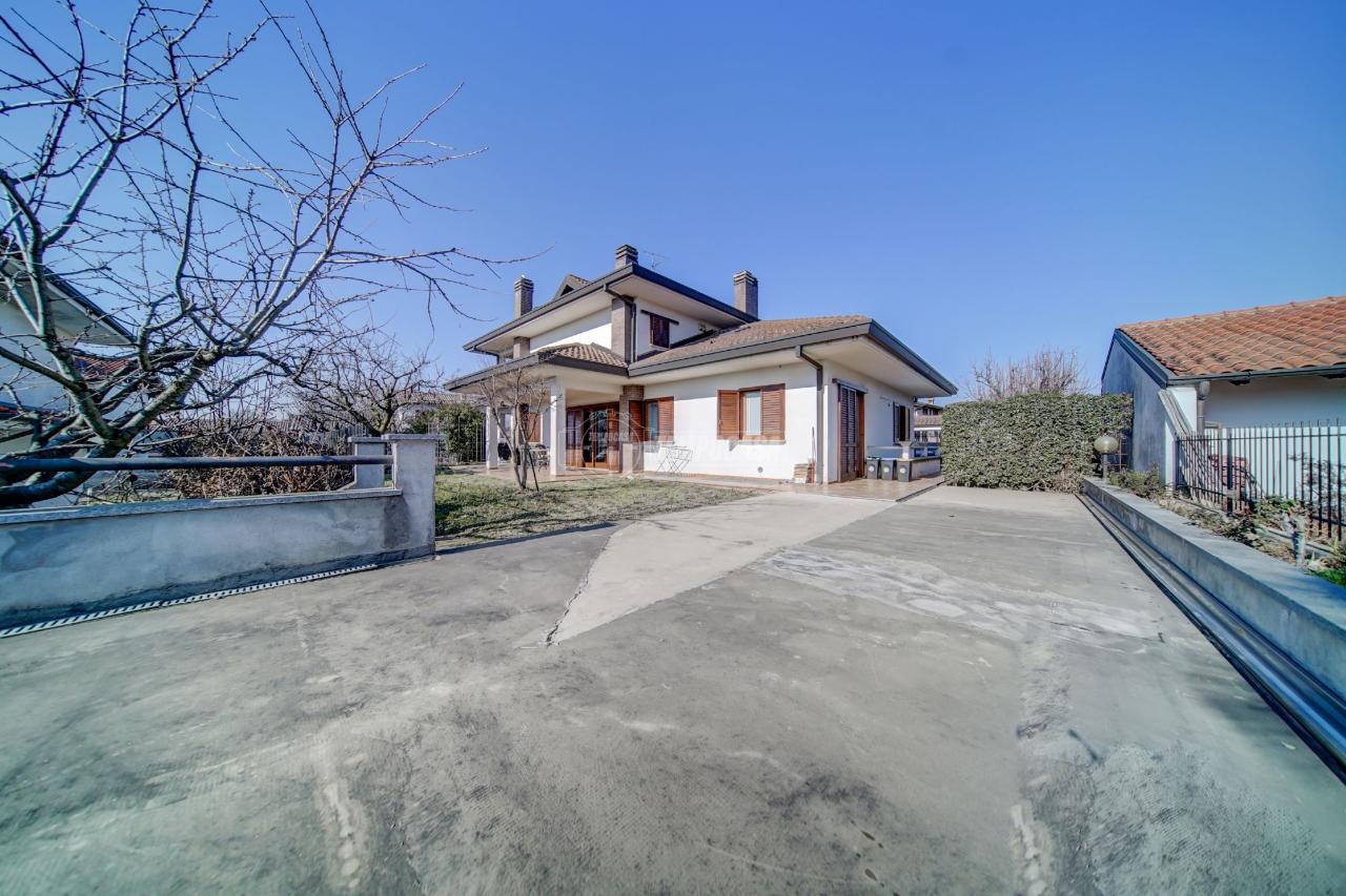 Villa in vendita a Pombia