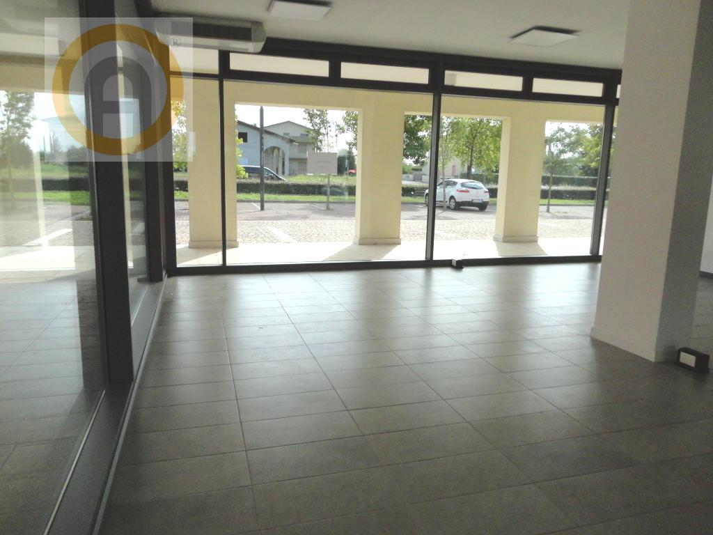 Negozio in affitto a Rosa'