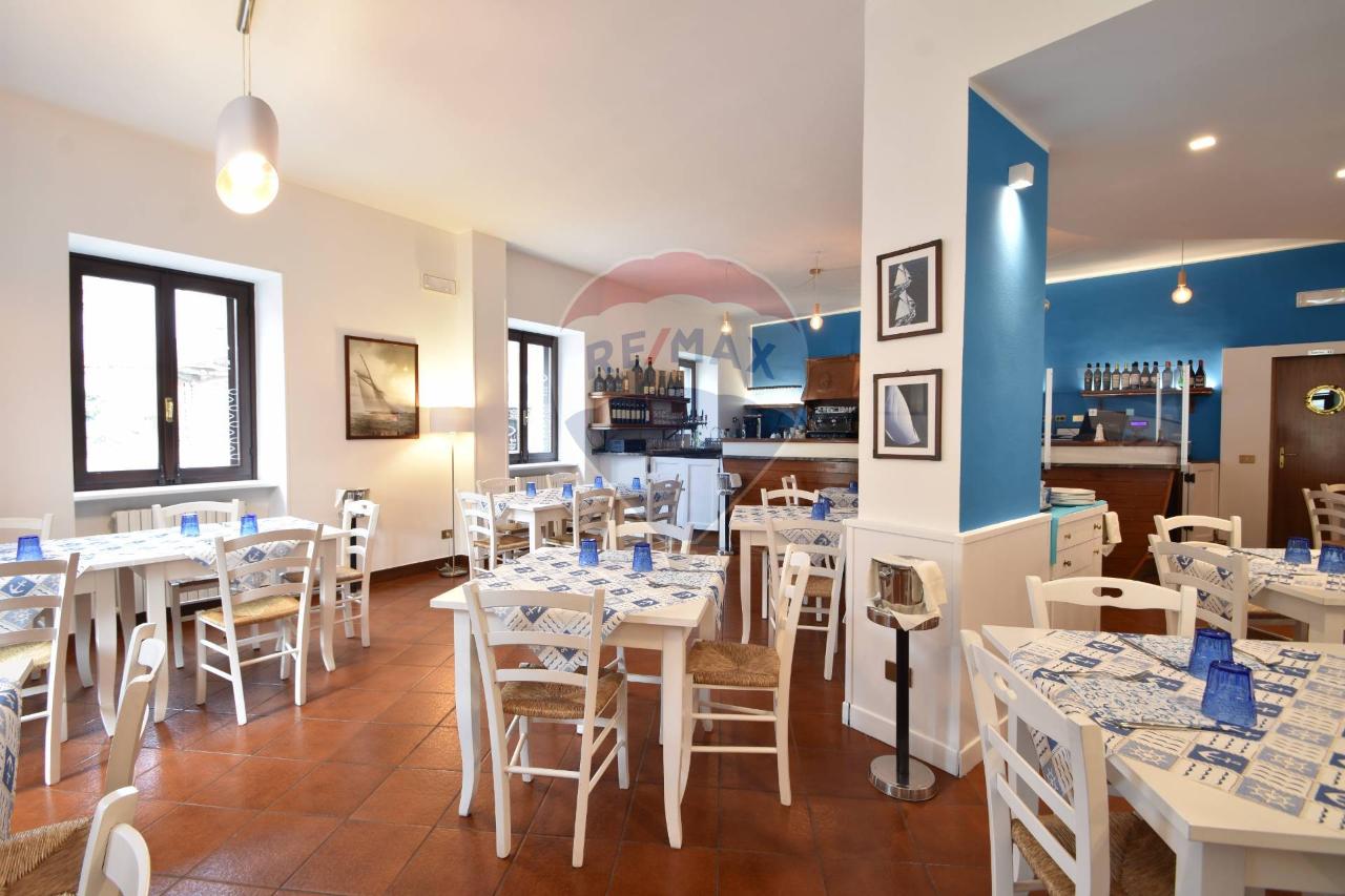 Esercizio commerciale in vendita a Sesto Calende