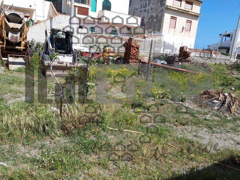 Terreno con rustico in vendita a Messina